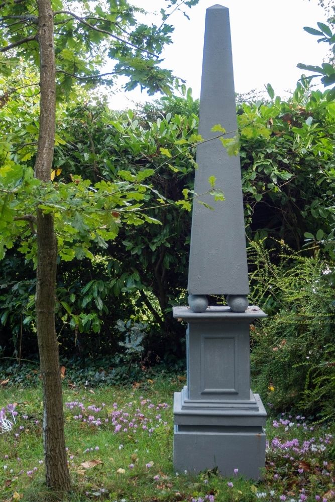 A clever evergreen garden with a touch of grandeur - The Middle-Sized ...